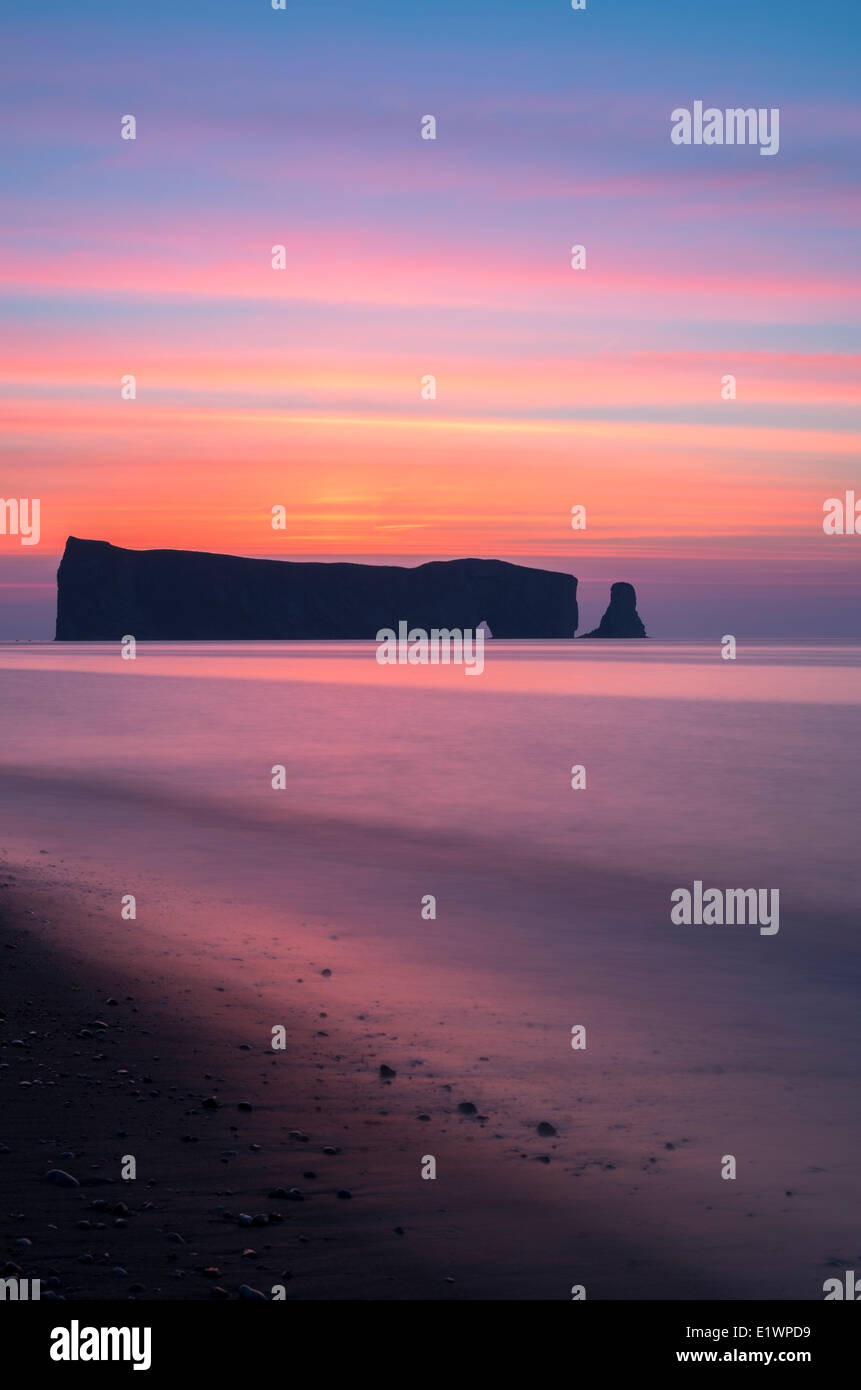 Le Rocher Percé (Perce Rock) before sunrise. Village of Percé, Gaspésie ...