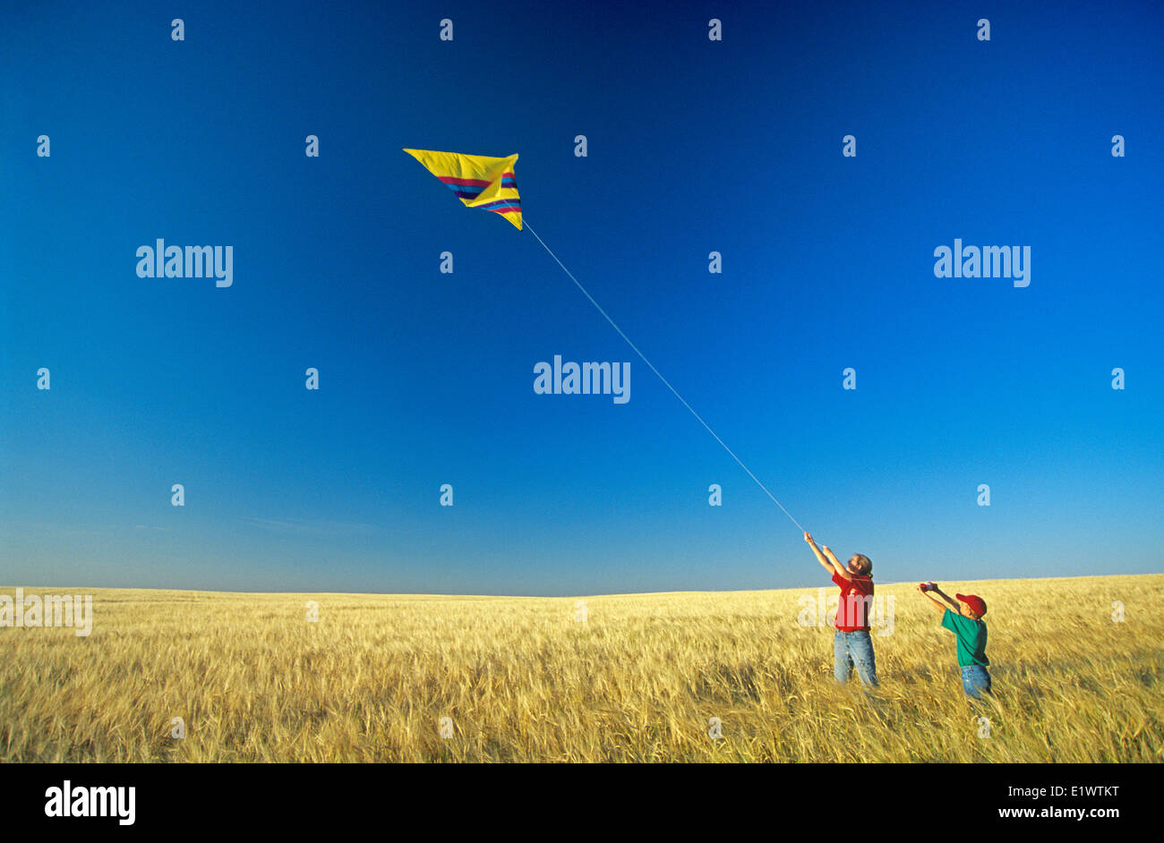 Children flying kites hi-res stock photography and images - Alamy