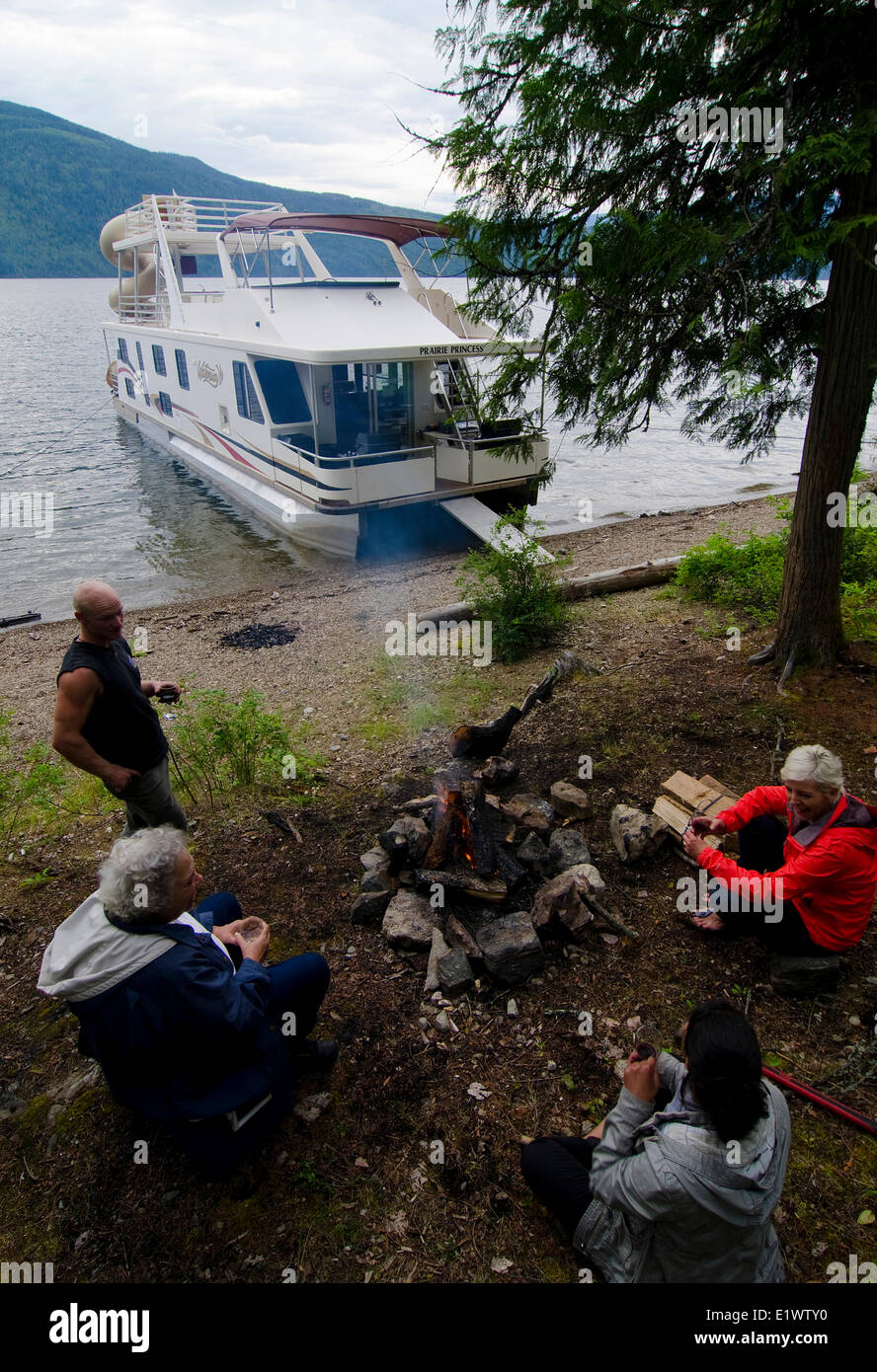 Houseboats shuswap lake hi-res stock photography and images - Alamy