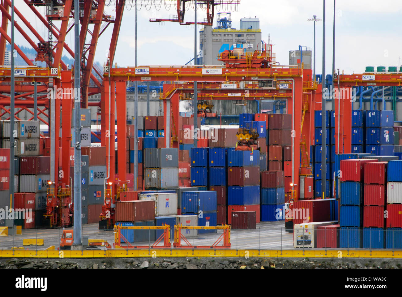 Shipping containers and cranes hi-res stock photography and images - Alamy
