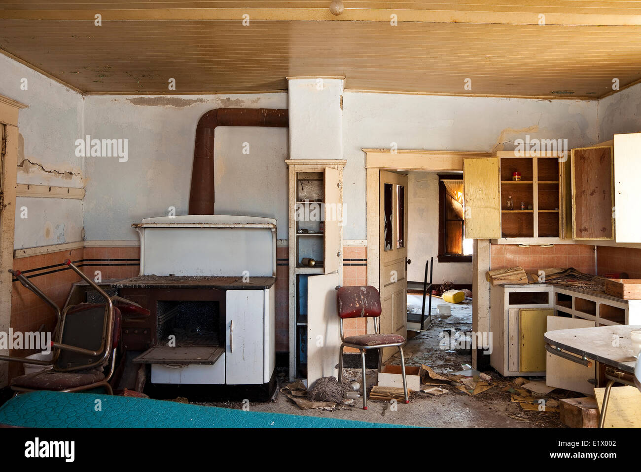 Derelict kitchen hi-res stock photography and images - Alamy