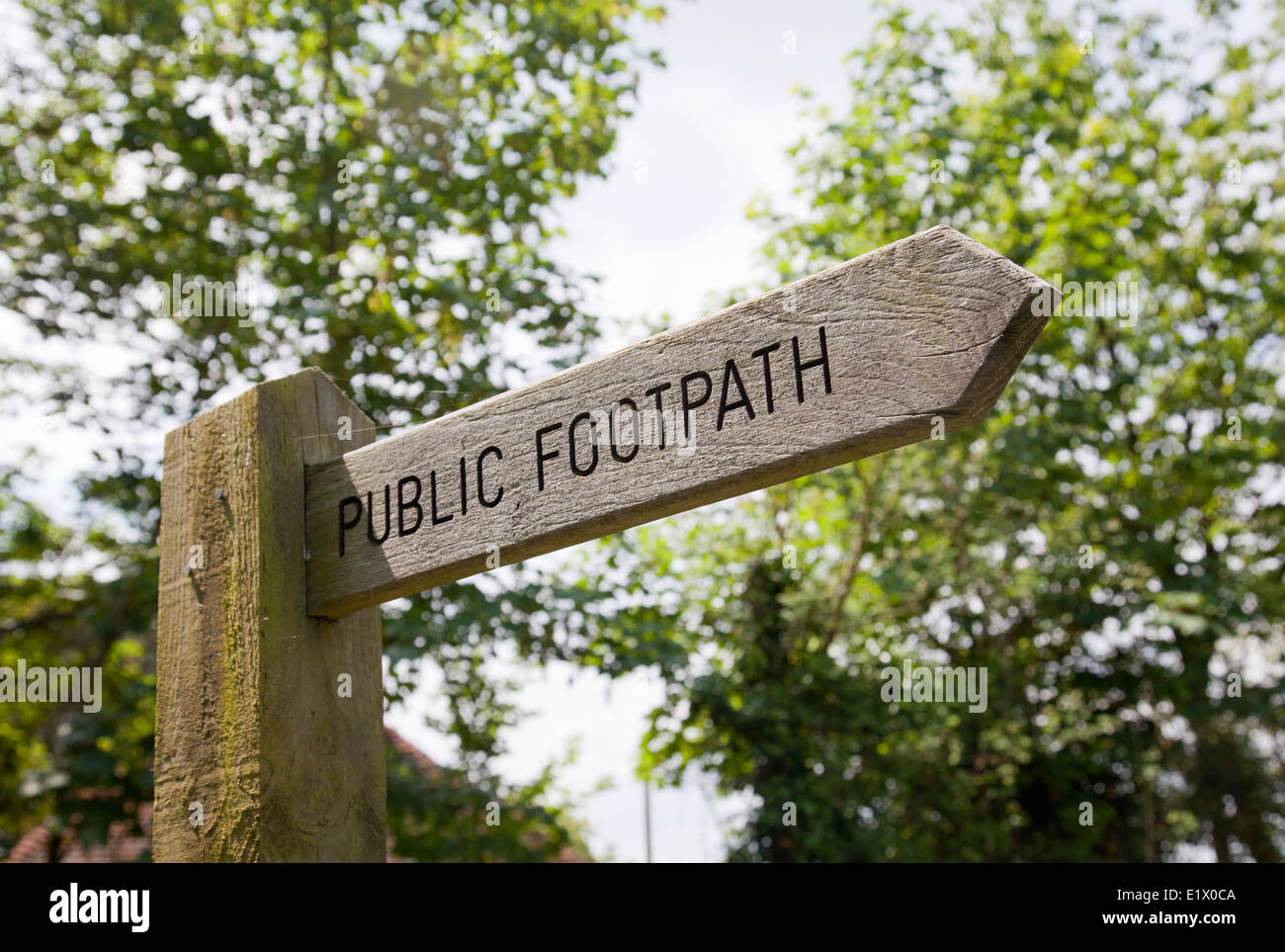 Public Footpath Sign in Ockham , Surrey - UK Stock Photo - Alamy