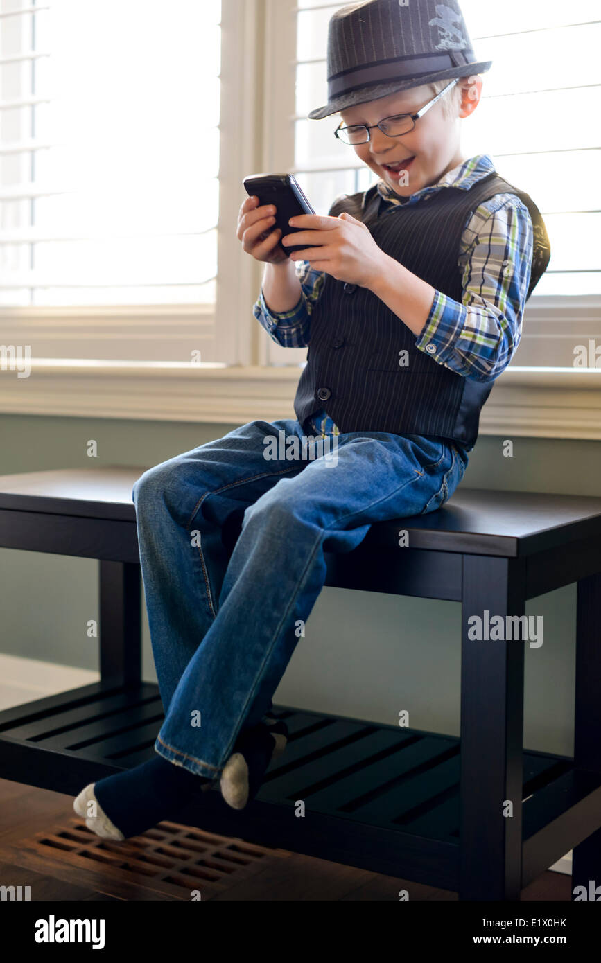 Children playing games on phone hi-res stock photography and images - Alamy