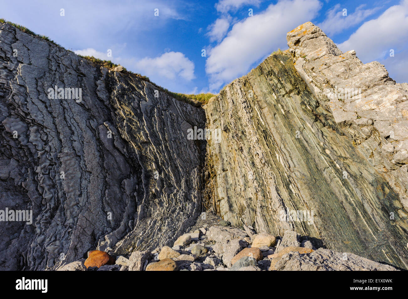 Limestone and shale cliffs at green point hi-res stock photography and ...
