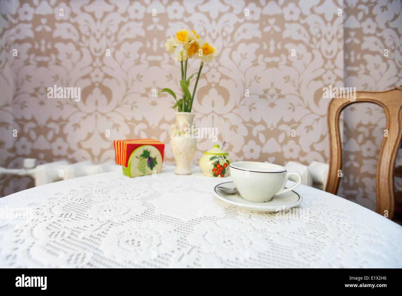Coffee cup with vase on cafe table Stock Photo - Alamy