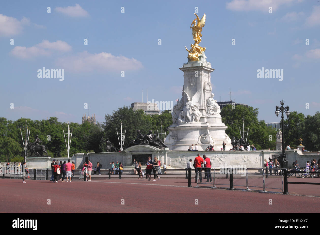 Queen victoria memorial hi-res stock photography and images - Alamy