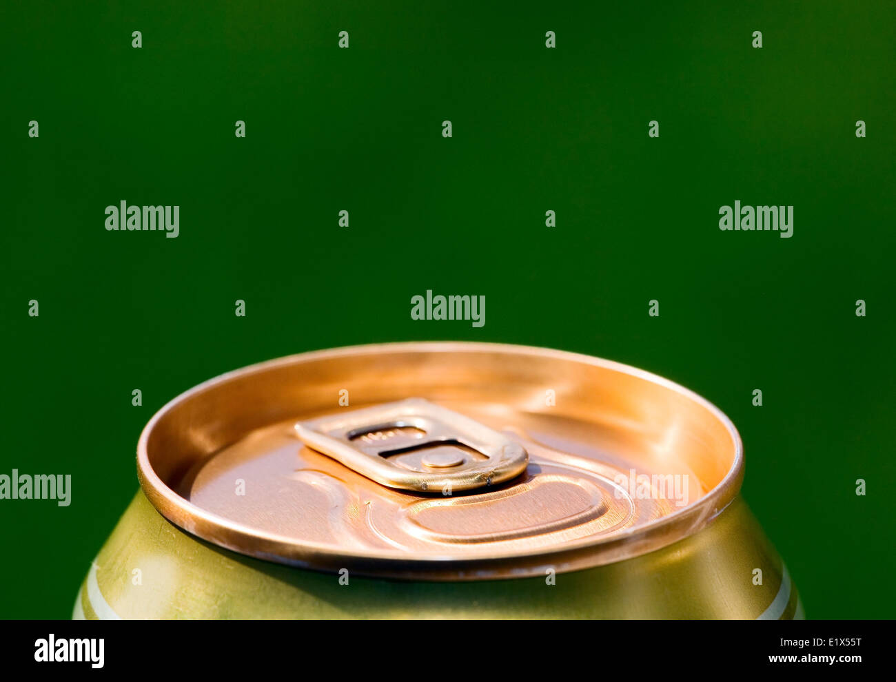 Metal beer can, unopened, alcohol and drink theme Stock Photo - Alamy