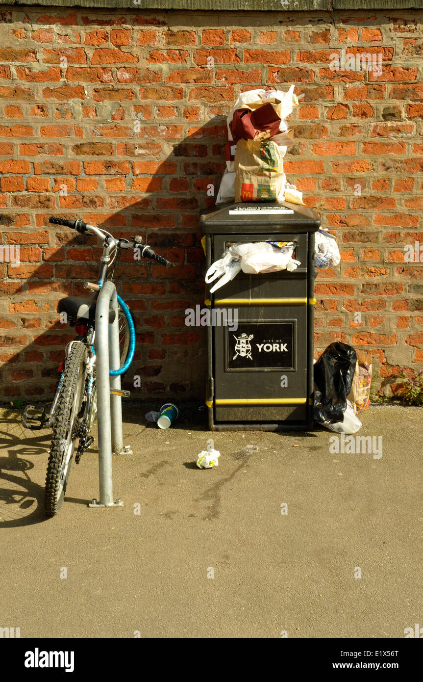 Public rubbish collection hi-res stock photography and images - Alamy