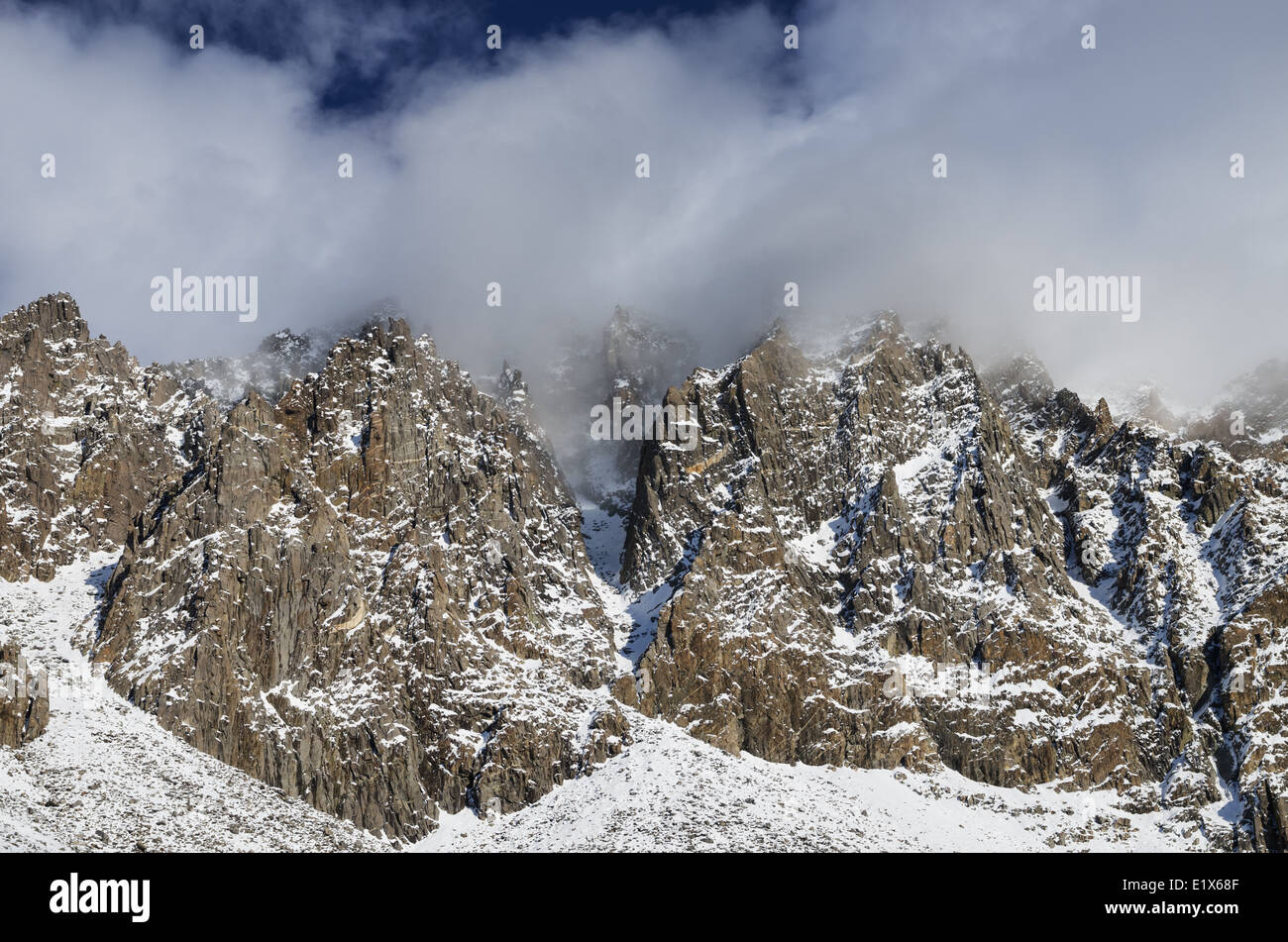 the snowy cliffs of Cloud Ripper Peak obscured in clouds Stock Photo ...