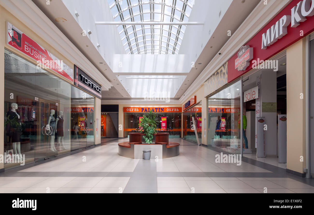 Inside of the Samara hypermarket Moskovsky. The one of largest shopping ...