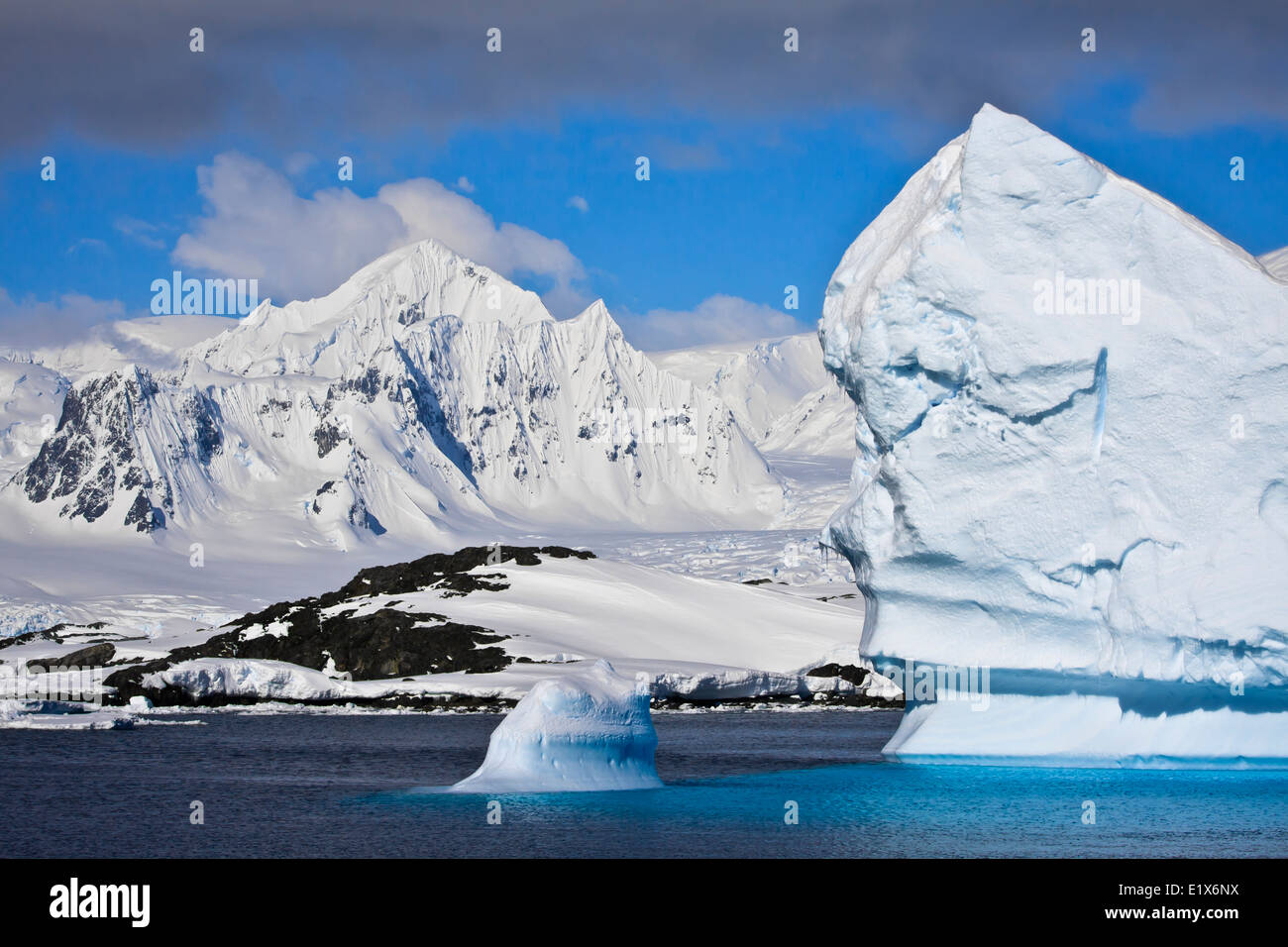 Huge mountains antarctica hi-res stock photography and images - Alamy