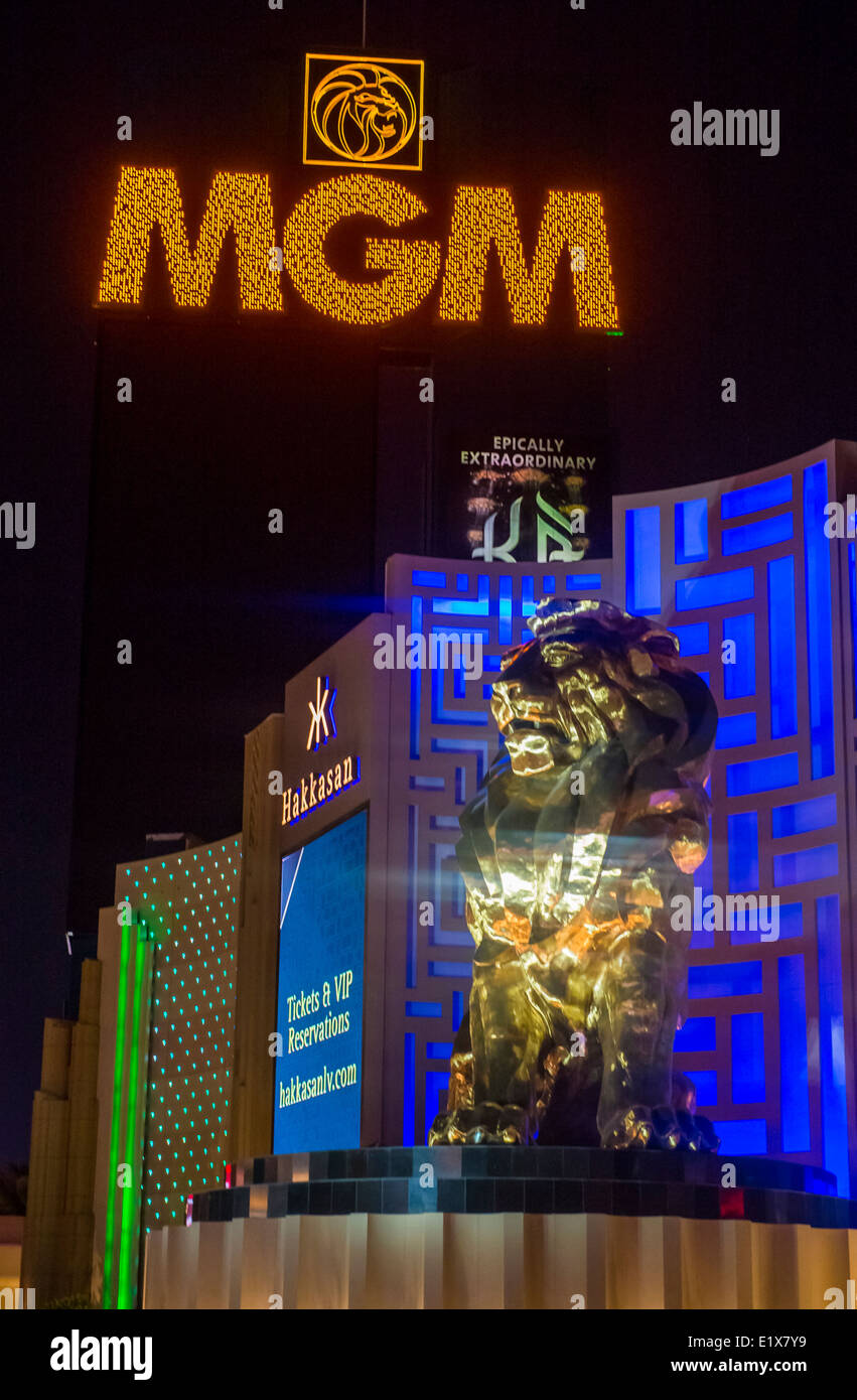Las vegas sign palms night hi-res stock photography and images - Alamy