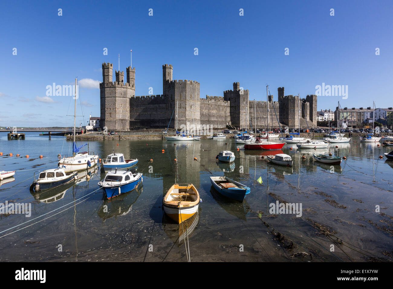 Boats in front of Caernarfon Castle from Afon Seiont river Stock Photo ...