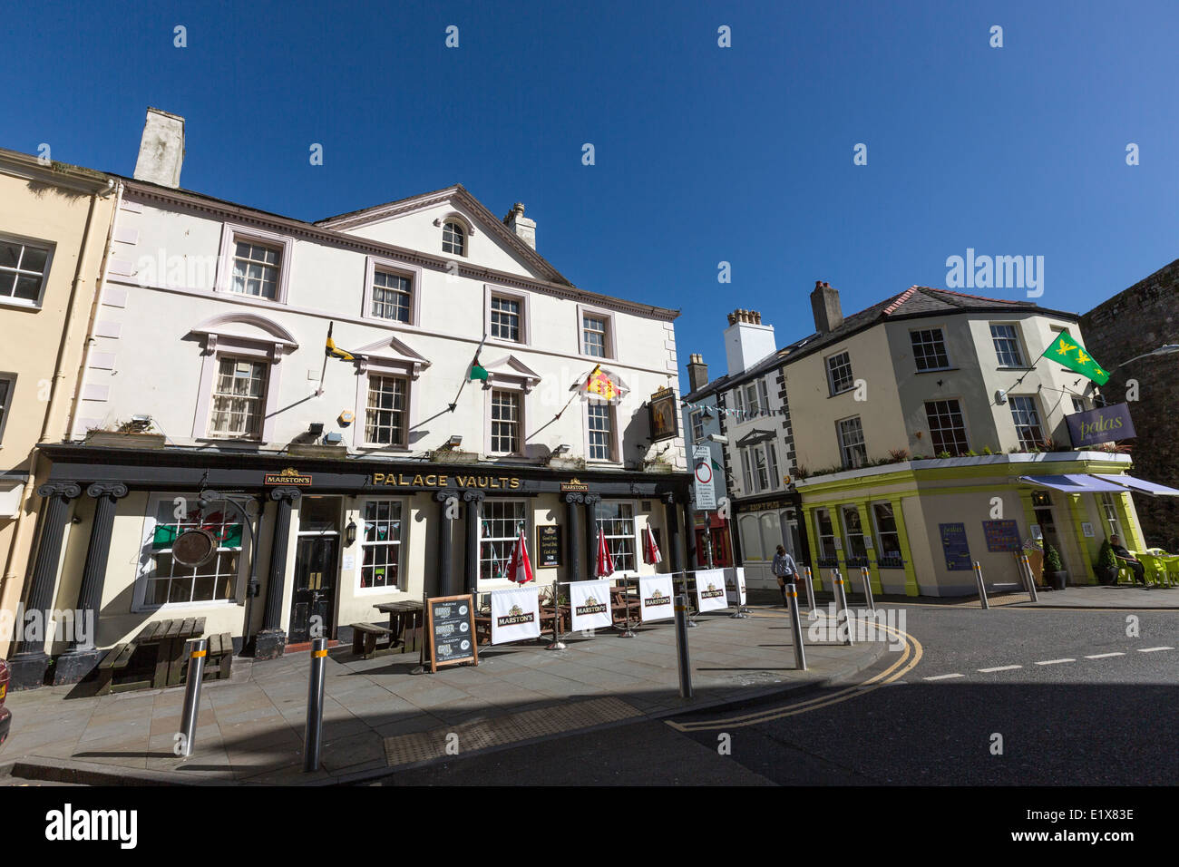 Castle ditch hi-res stock photography and images - Alamy