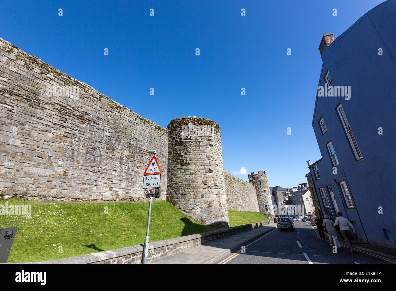Caernarfon city walls. Greengate Street Stock Photo - Alamy