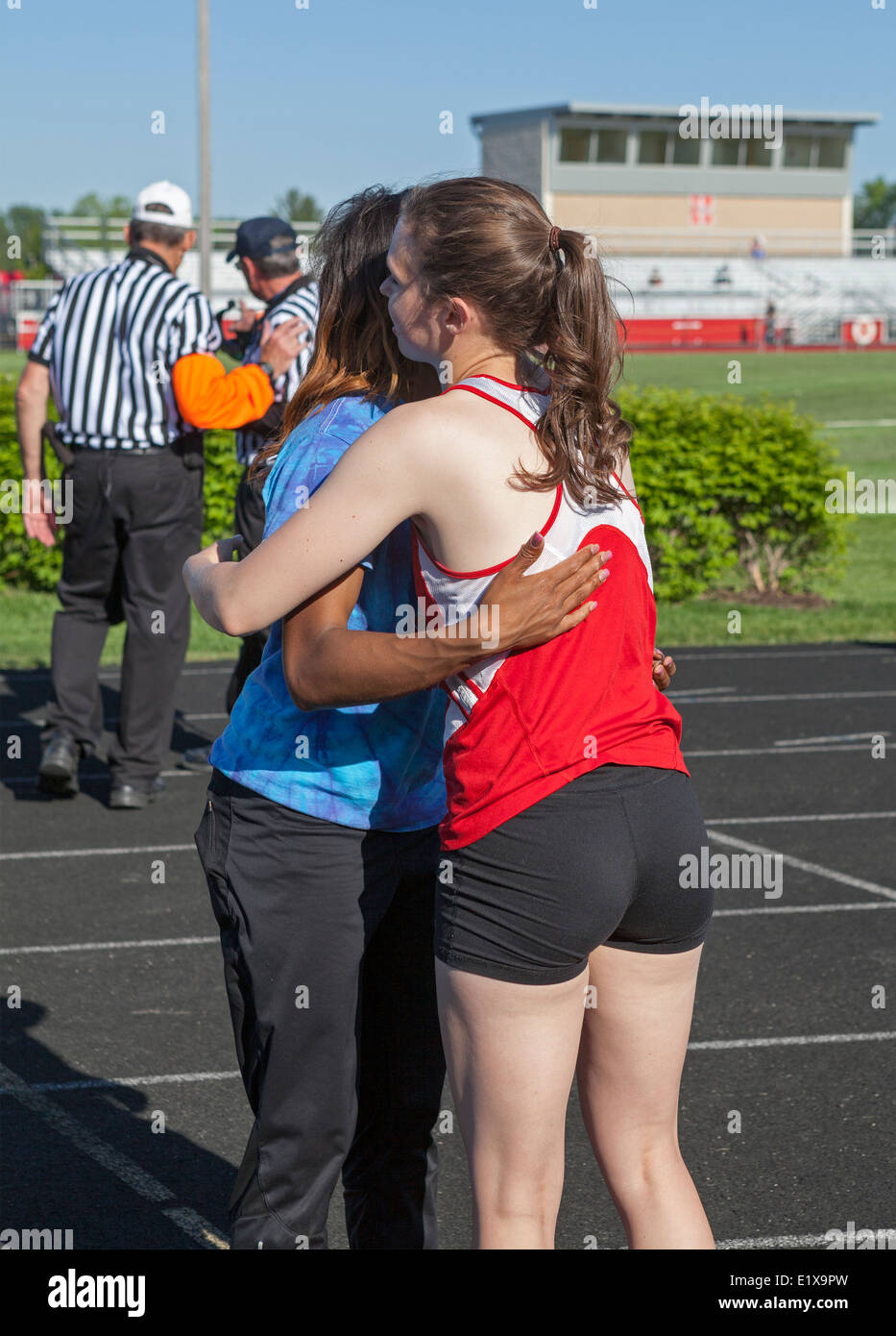 Athletes hugging track hi-res stock photography and images - Alamy