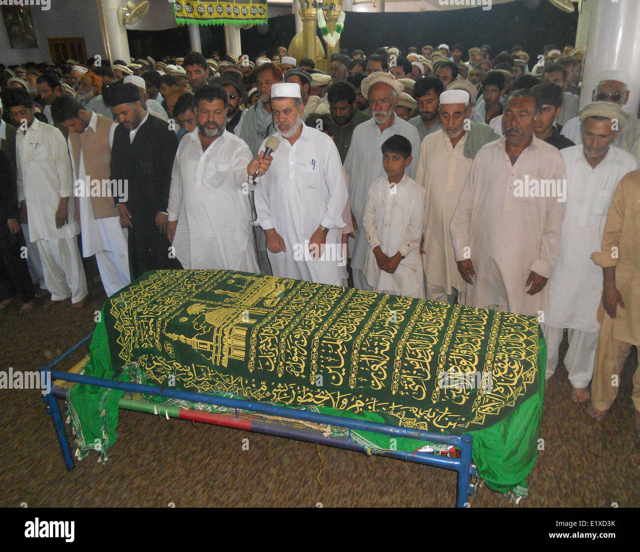 Taftan Quetta, Pakistan. 10th June, 2014. Relatives of the Shi’ite ...