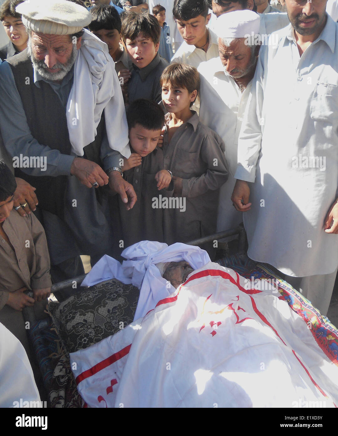 Taftan Quetta, Pakistan. 10th June, 2014. Relatives of the Shi’ite ...