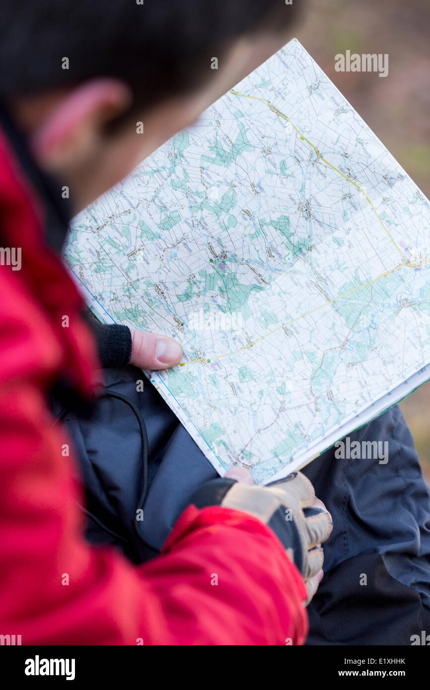 Hiker reading map hi-res stock photography and images - Alamy