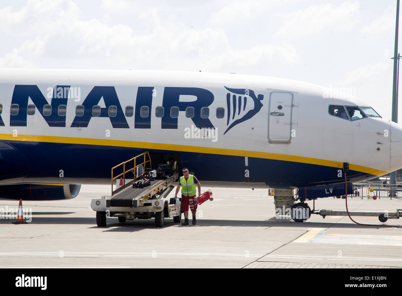 Front of ryanair plane hi-res stock photography and images - Alamy