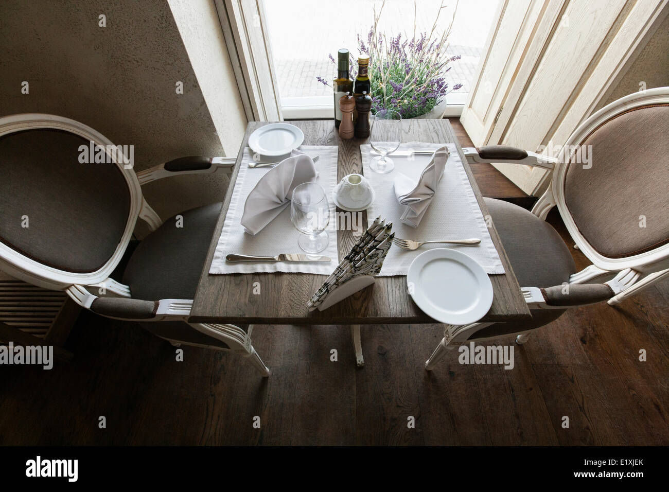 Empty dining table from above hi-res stock photography and images - Alamy