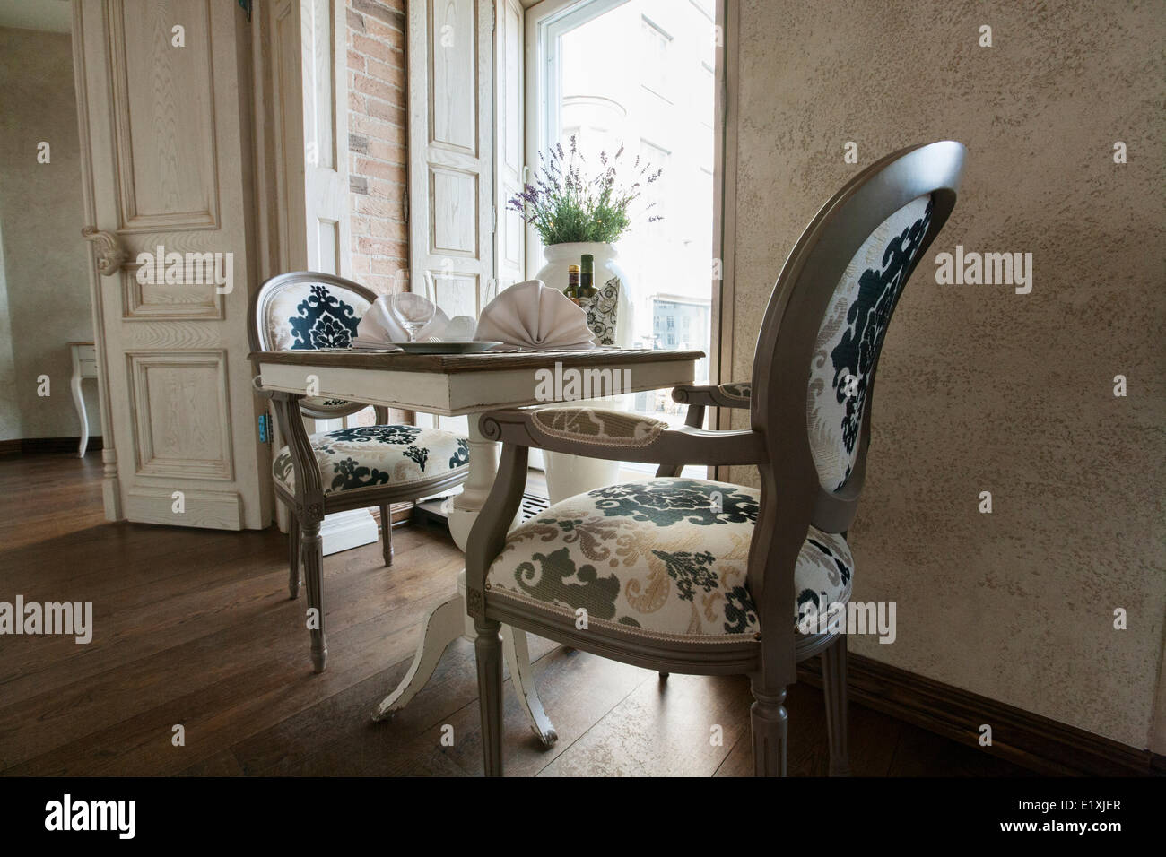 Arranged chairs hi-res stock photography and images - Alamy