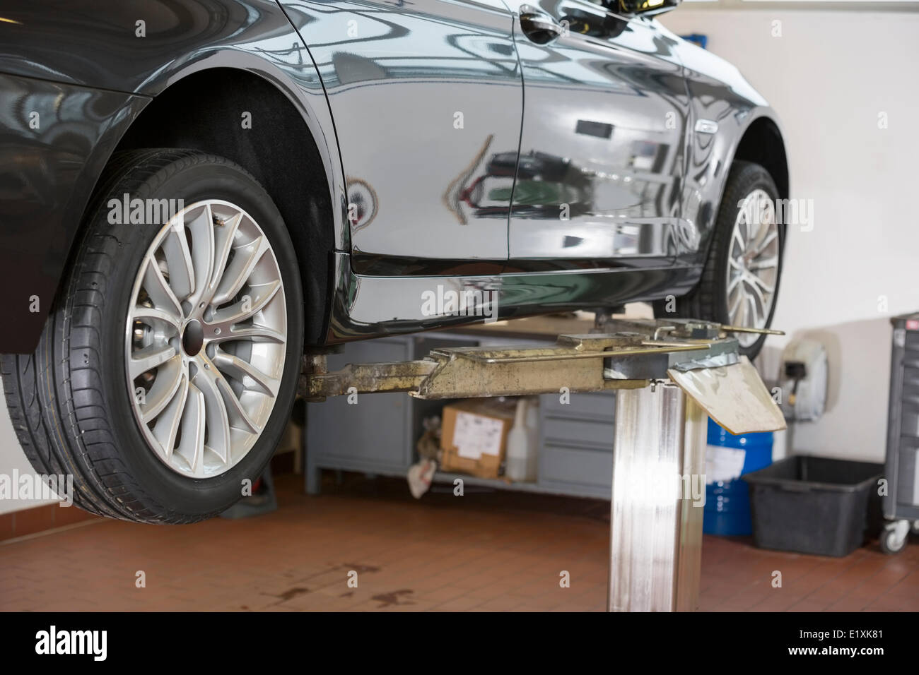 Car hoist hi-res stock photography and images - Alamy