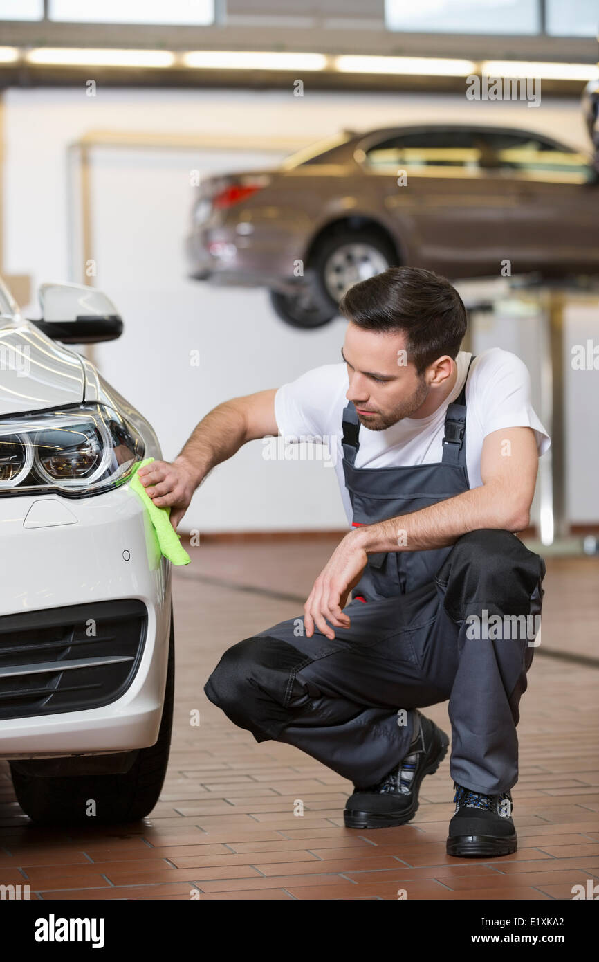 Car mechanic in workshop cleaning hi-res stock photography and images ...