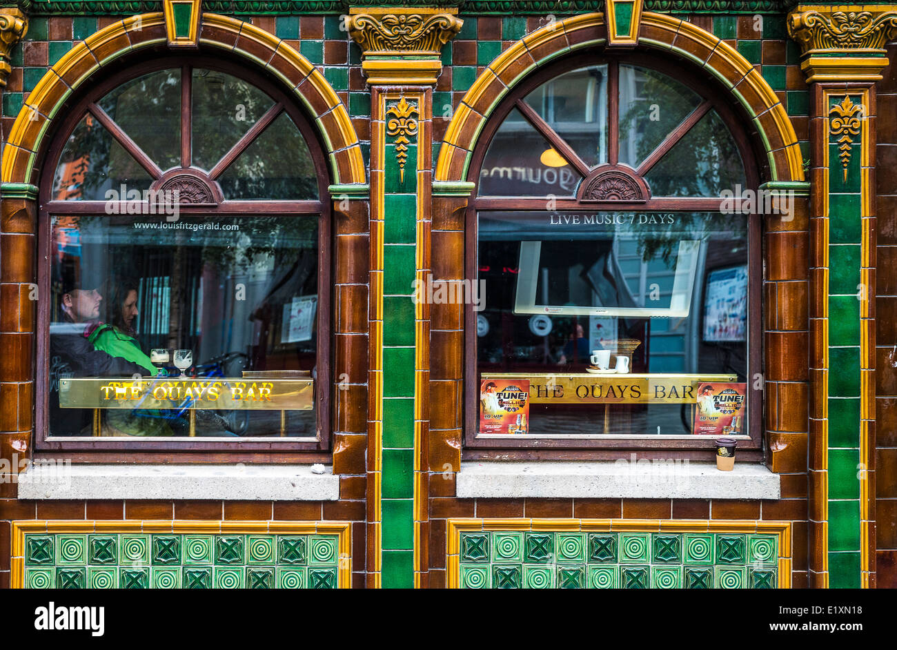 Ireland, Dublin, people in a pub of the Temple Bar quarter Stock Photo ...