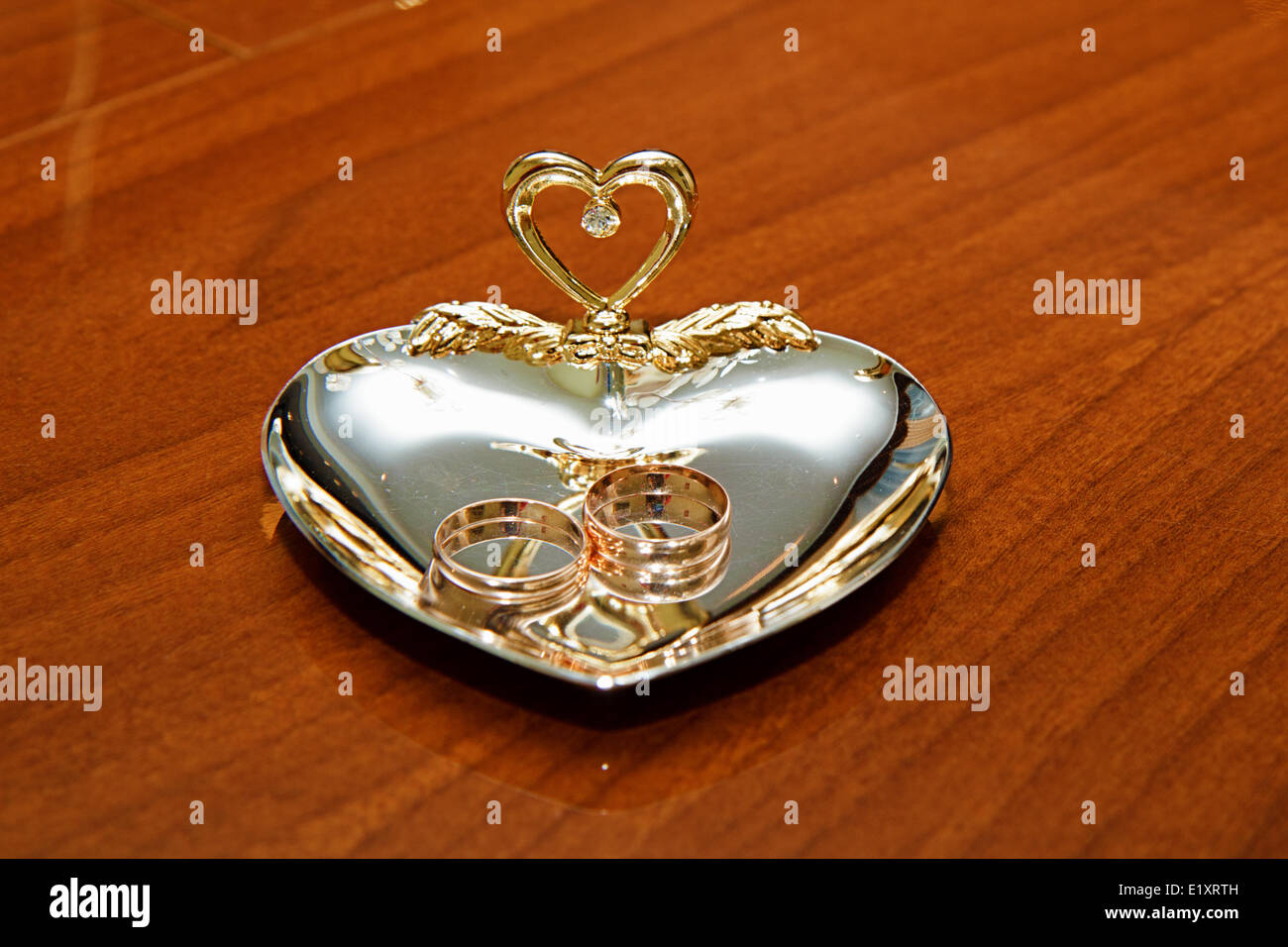 Wedding rings sign hi-res stock photography and images - Alamy