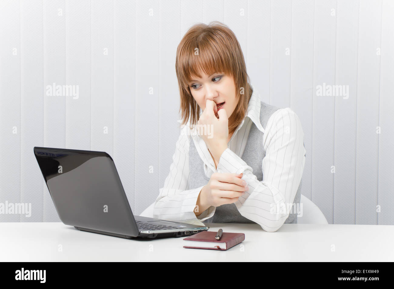 puzzled girl with laptop Stock Photo - Alamy