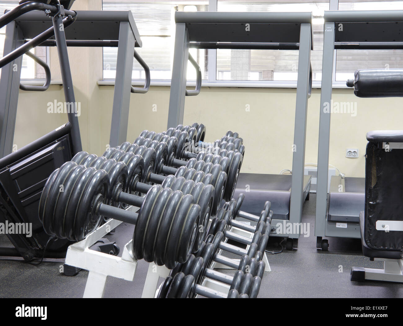 Dumbells rack hi-res stock photography and images - Alamy