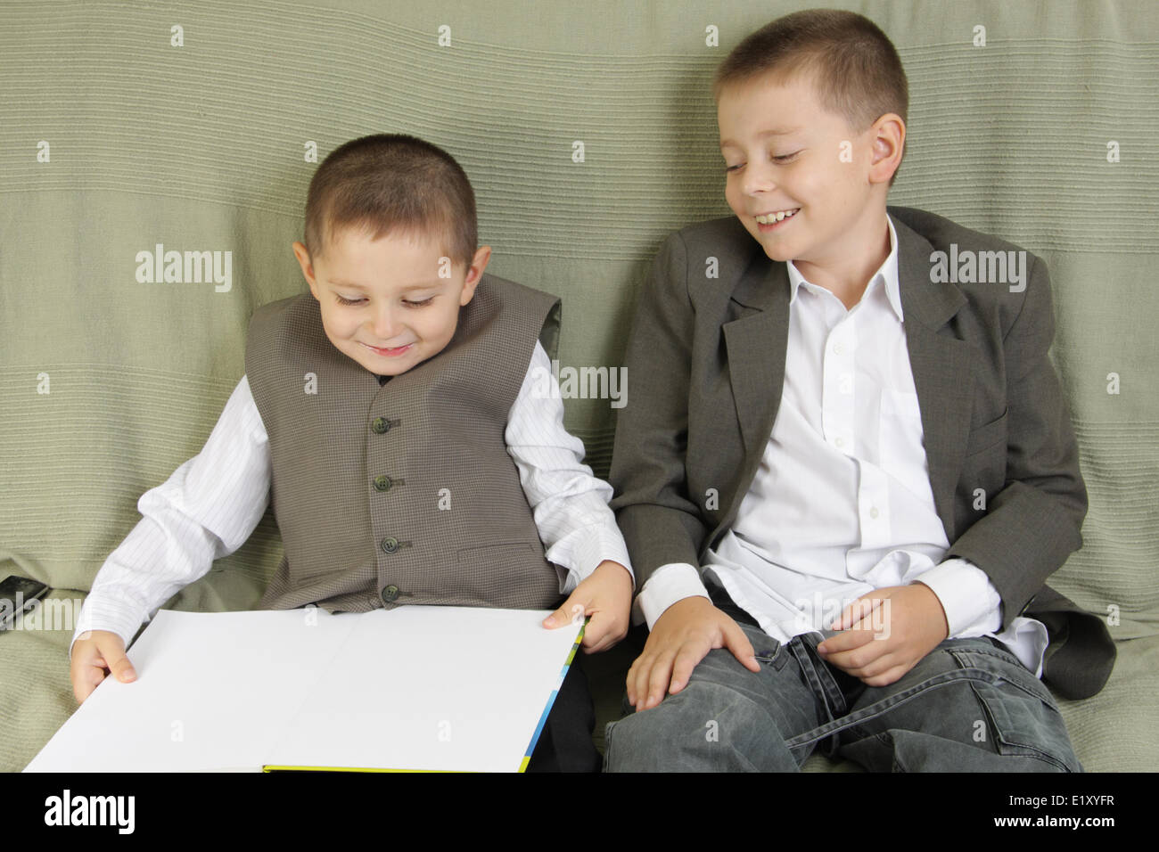 Elder reading to children hi-res stock photography and images - Alamy