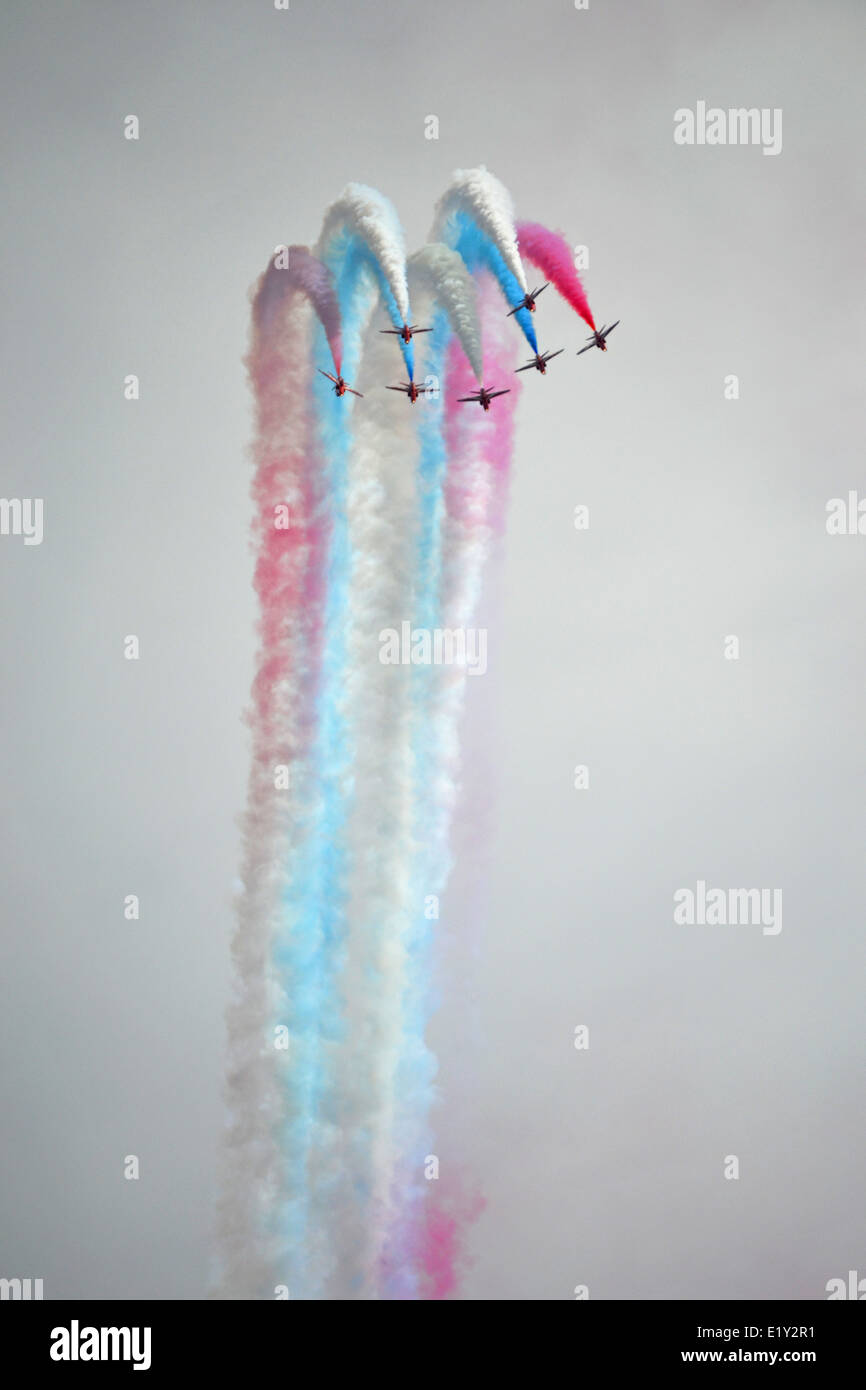 Red arrows hi-res stock photography and images - Alamy