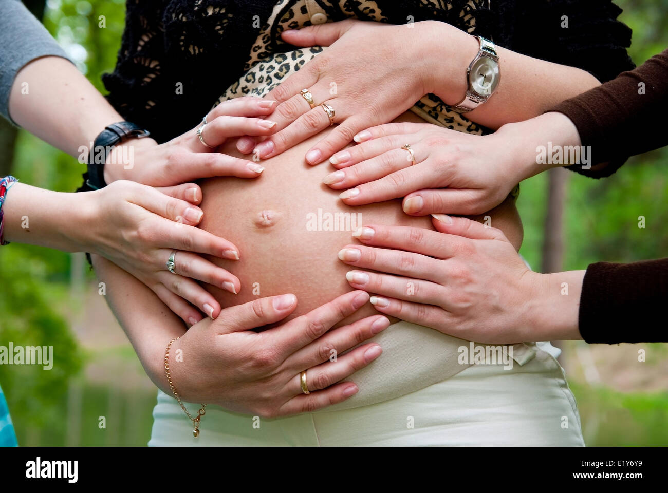 Two girls holding hands symbol hi-res stock photography and images - Alamy
