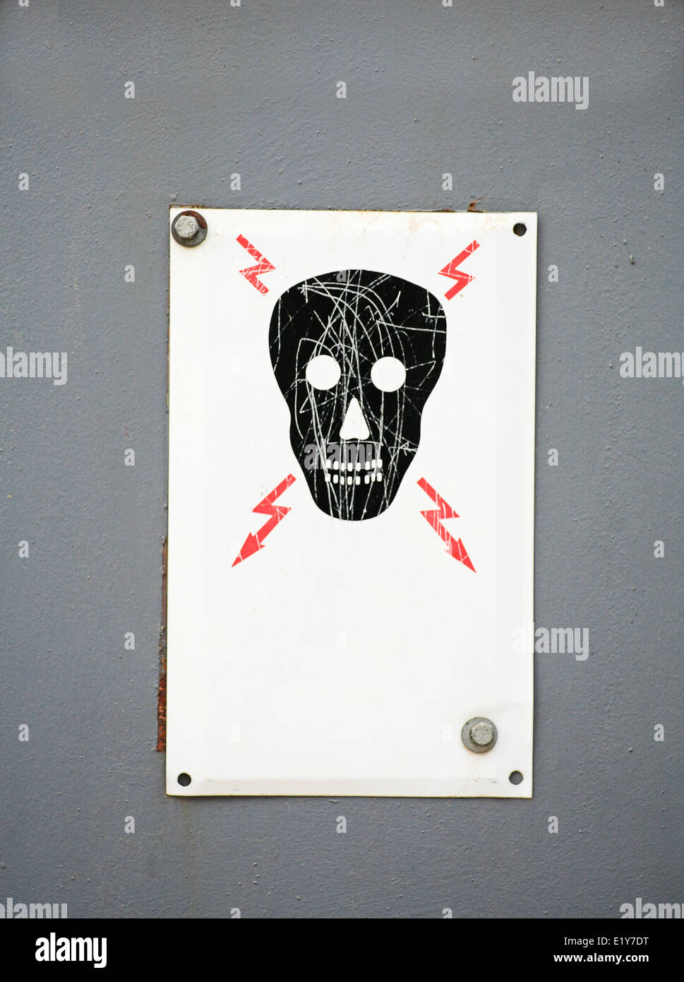 Electric power warning sign skull hi-res stock photography and images ...