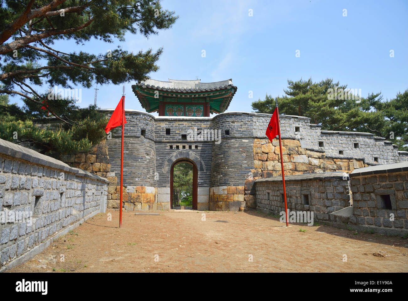 Korean gate hi-res stock photography and images - Alamy