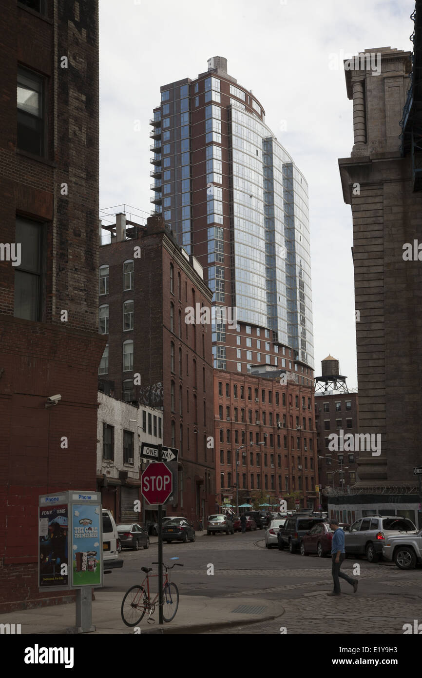 The arty DUMBO neighborhood in Brooklyn is full of visual architectural ...