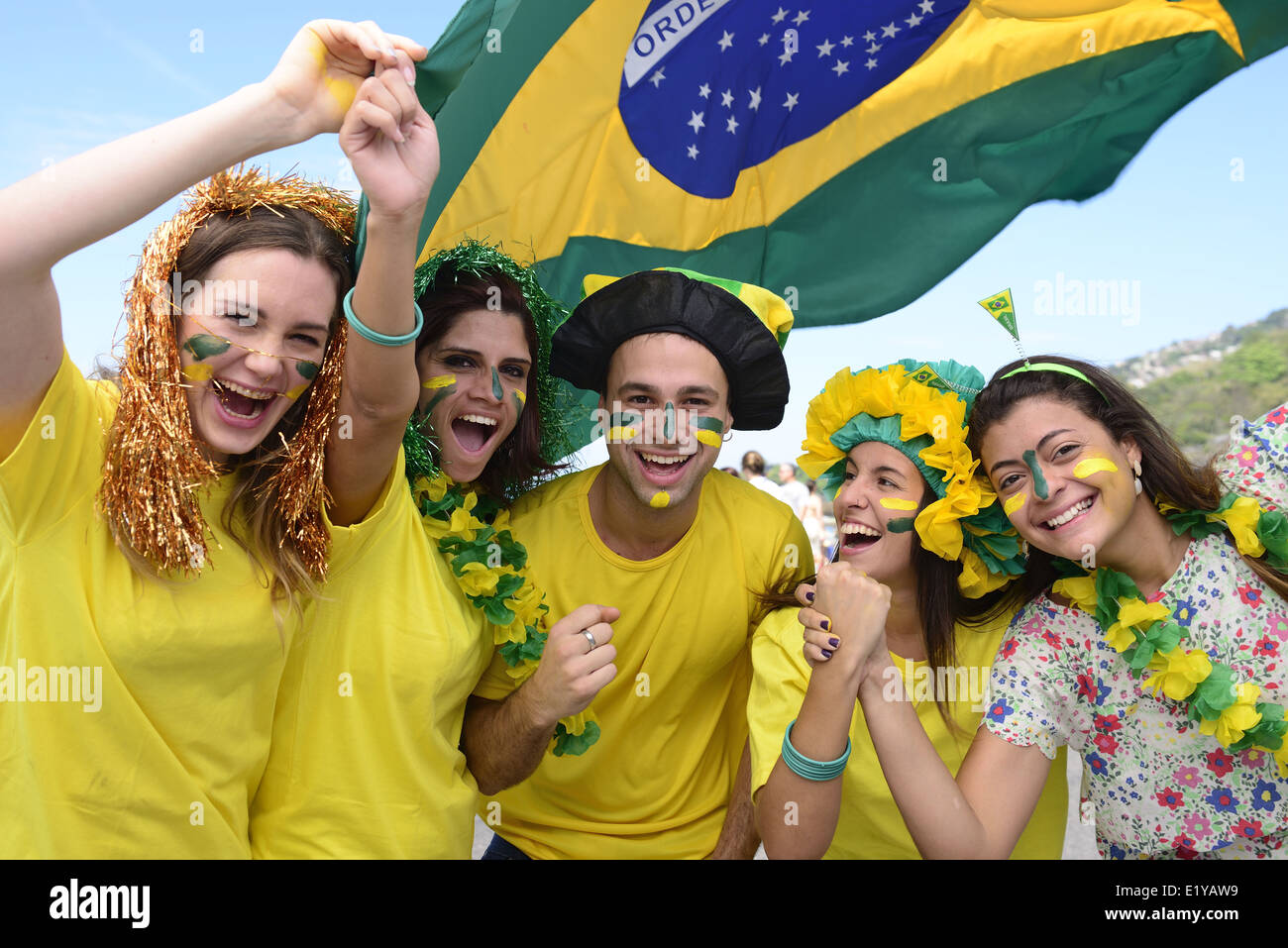 Crowds in stadium fun hi-res stock photography and images - Alamy