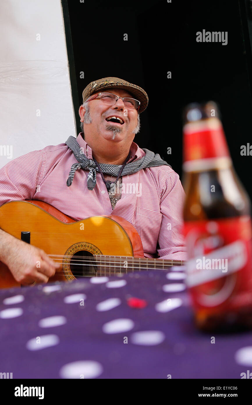 Man playing Spanish guitar and singing Stock Photo - Alamy