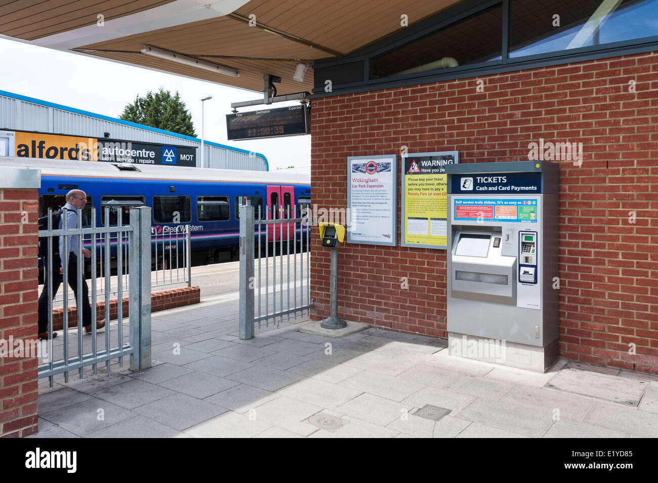 Platform ticket machine hi-res stock photography and images - Alamy