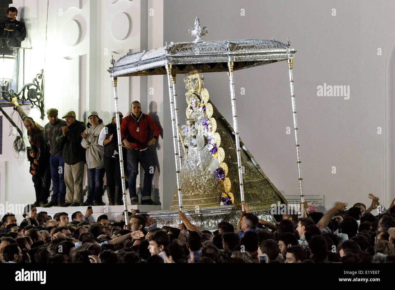 Thousands gather to touch the Virgin of El Rocío during the Romeria ...
