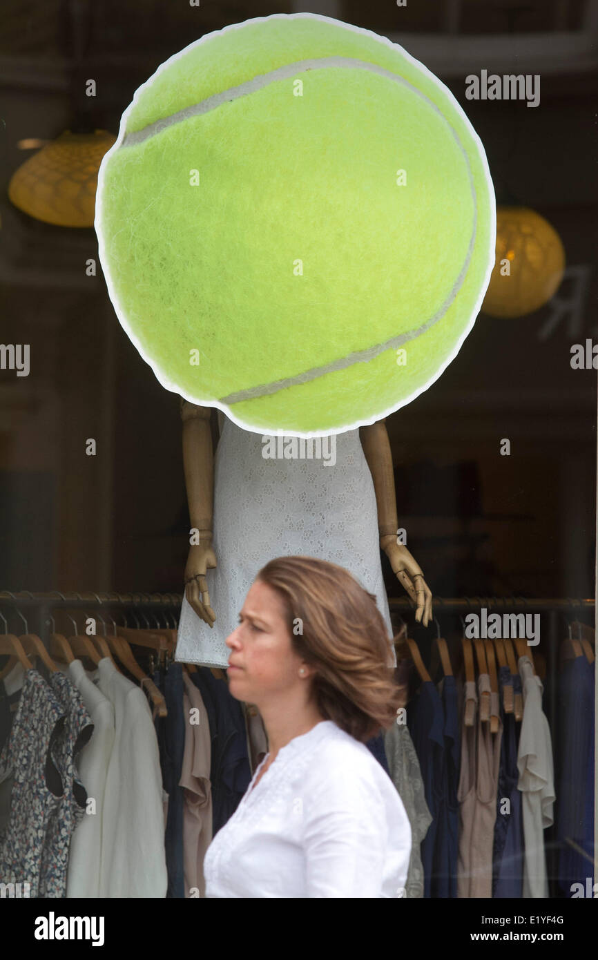 Wimbledon championships window display hi-res stock photography and ...