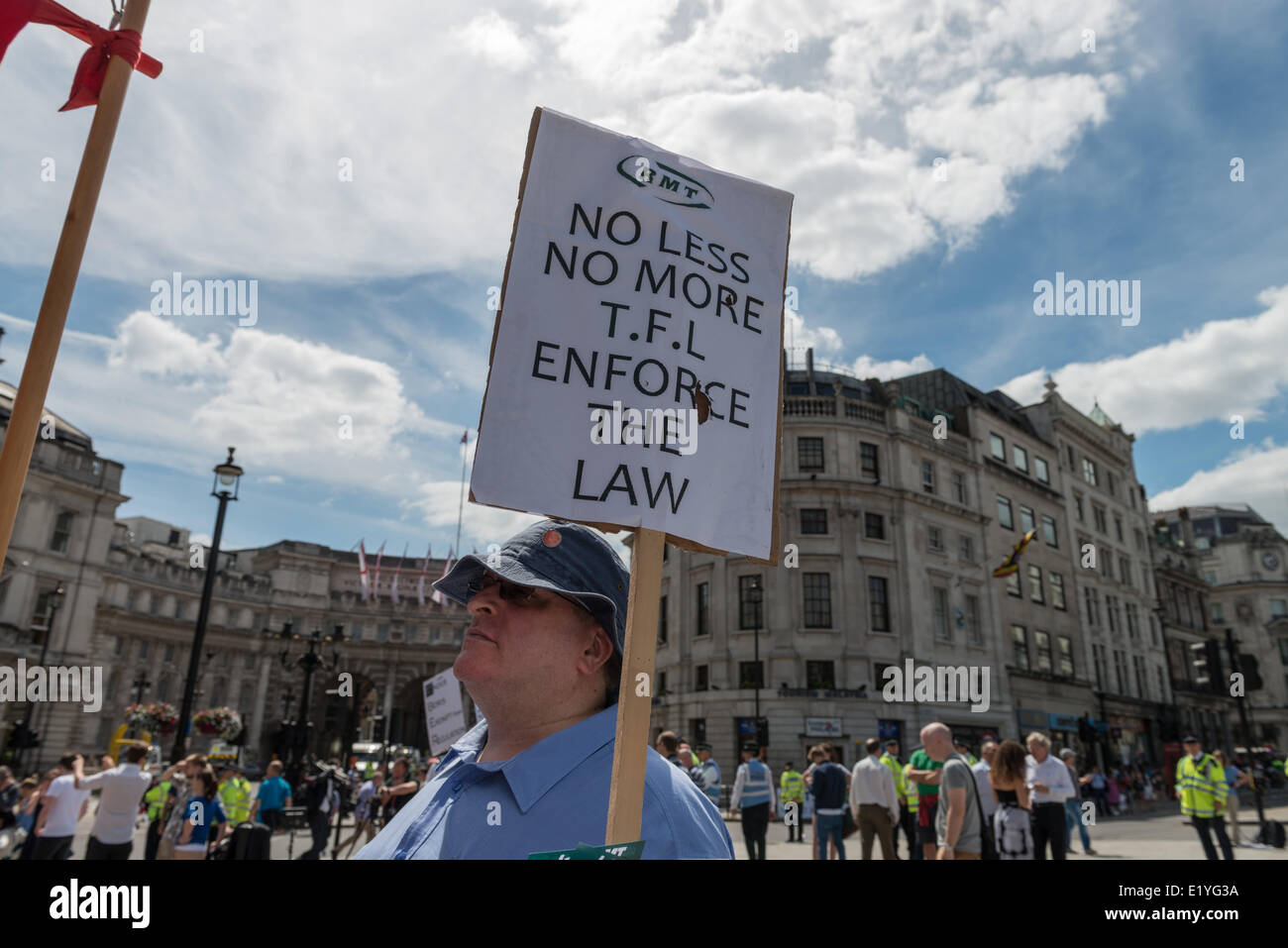 Black cab drivers blockade Trafalgar Square in go-slow demonstration ...