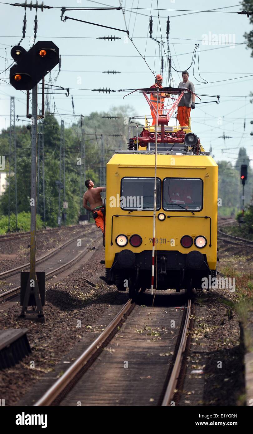 Overhead line repair hi-res stock photography and images - Alamy