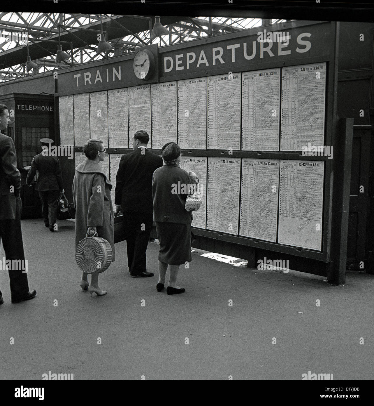 1950s, historical picture, travelles at Waterloo railway station ...