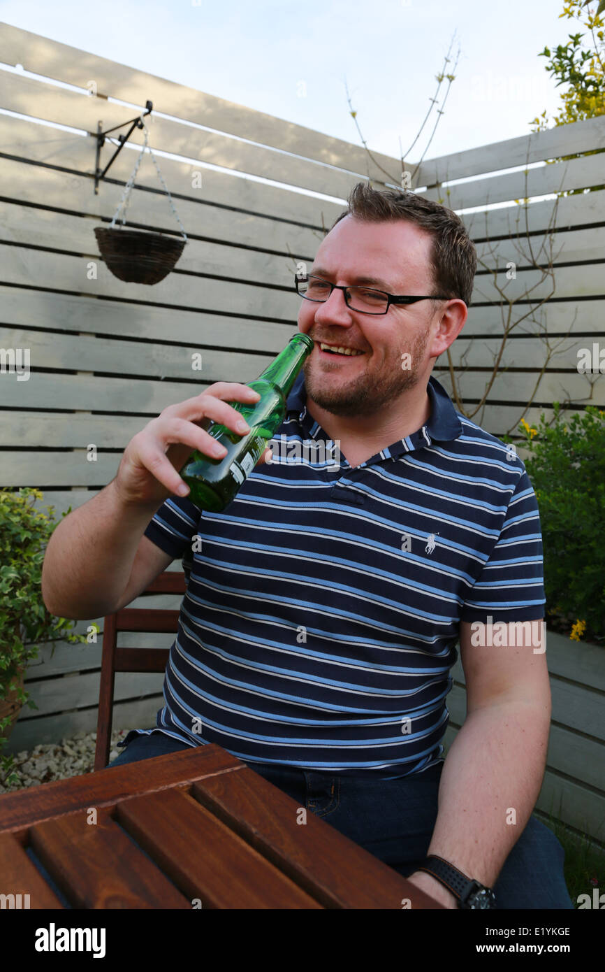 Drunk man drinking beer Stock Photo - Alamy