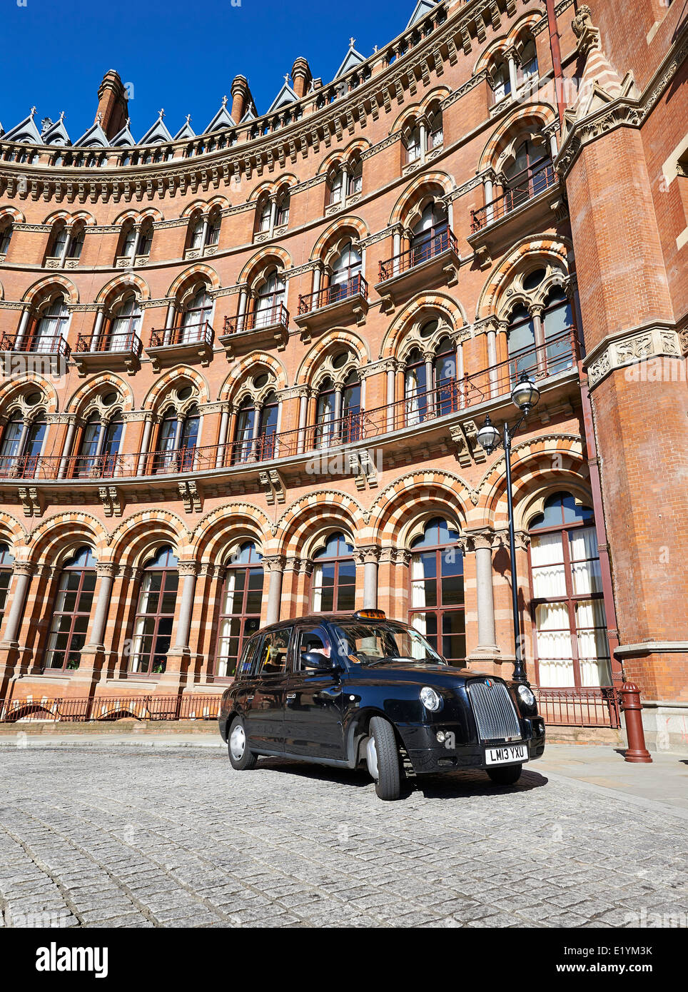 Black tx4 taxi hi-res stock photography and images - Alamy
