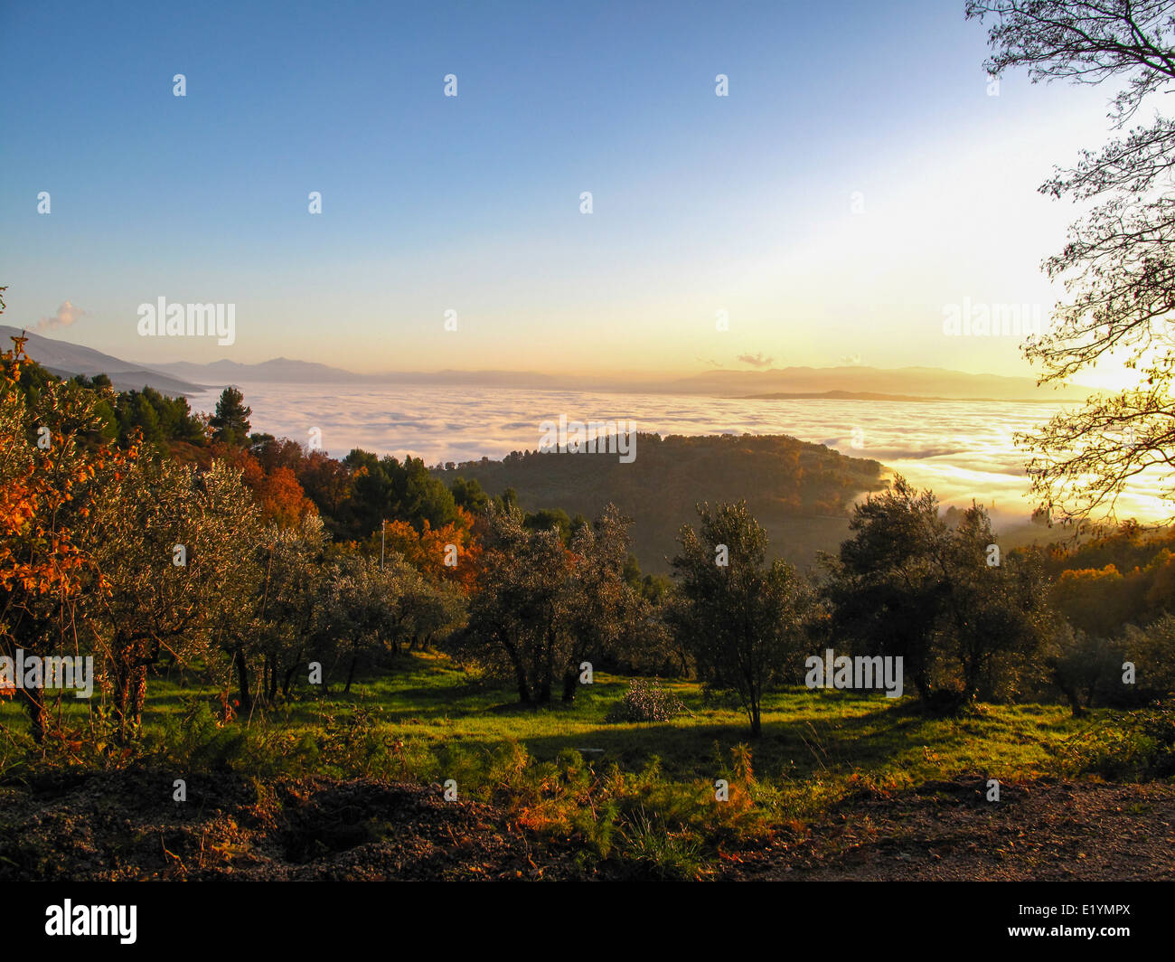 autumn landscape in the countryside of Umbria, Italy; fog in the ...