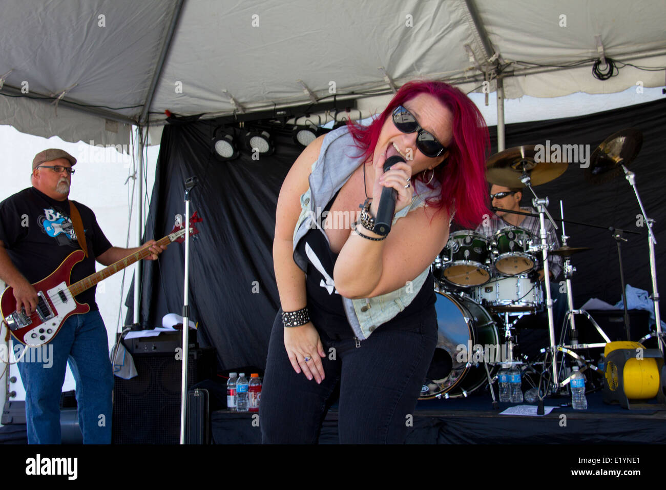 Singer red hair hi-res stock photography and images - Alamy